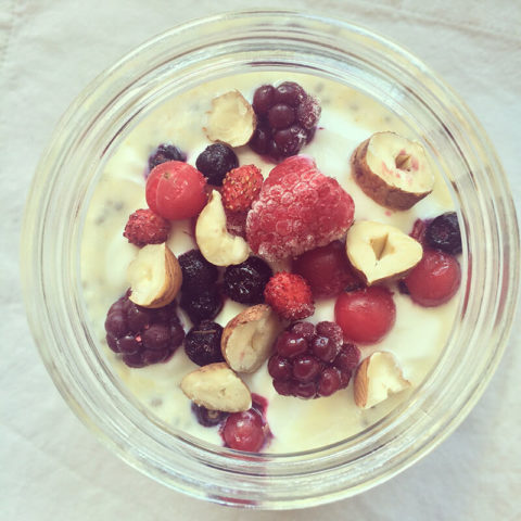 Porridge fruits rouges & noisettes - Bowl and Spoon
