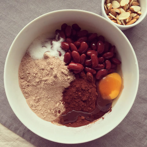 Brownies protéinés aux haricots rouges & amandes - Bowl and Spoon