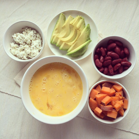 Burrito aux oeufs, patates douces, haricots rouges & avocat - Bowl and ...