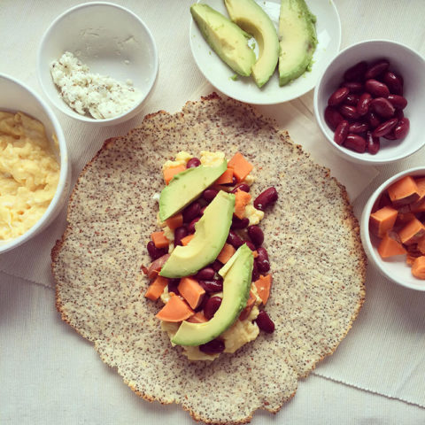Burrito aux oeufs, patates douces, haricots rouges & avocat - Bowl and ...