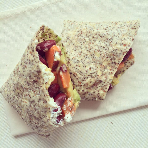 Burrito aux oeufs, patates douces, haricots rouges & avocat - Bowl and ...