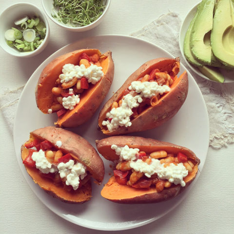 Patates douces farcies aux haricots blancs & avocat - Bowl and Spoon