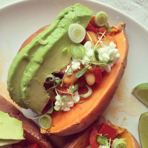 Patates douces farcies aux haricots blancs & avocat - Bowl and Spoon