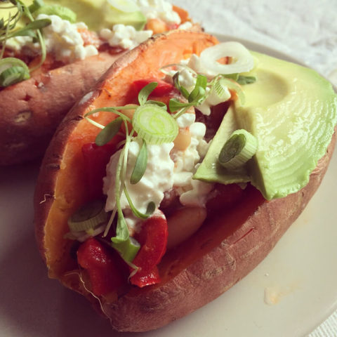 Patates douces farcies aux haricots blancs & avocat - Bowl and Spoon