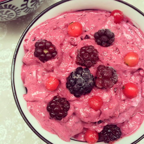 Glace de fromage blanc aux fruits rouges - Bowl and Spoon