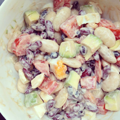 Salade aux 3 haricots, tomates, avocat & oeufs - Bowl and Spoon