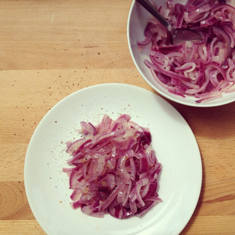 Salade d’oignons rouges - Bowl and Spoon