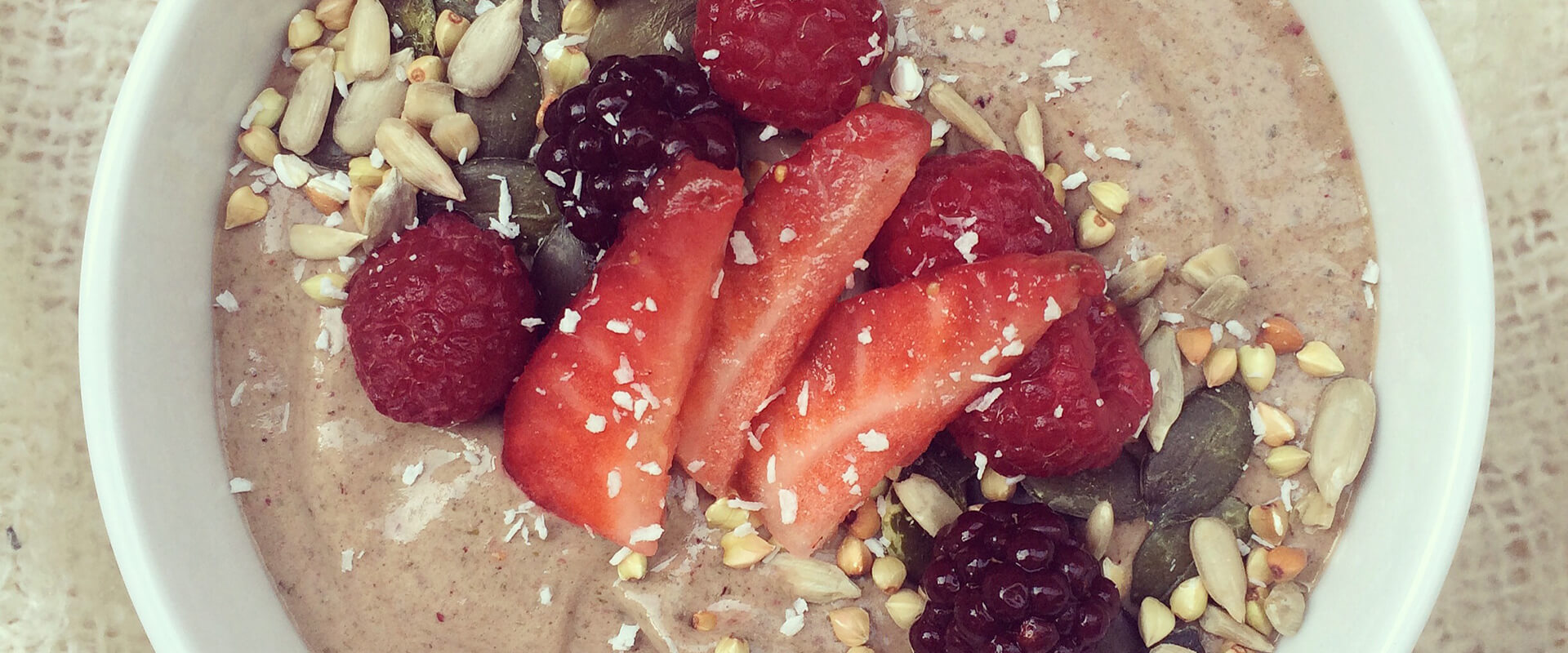 Bol de smoothie aux fruits rouges & graines - Bowl and Spoon