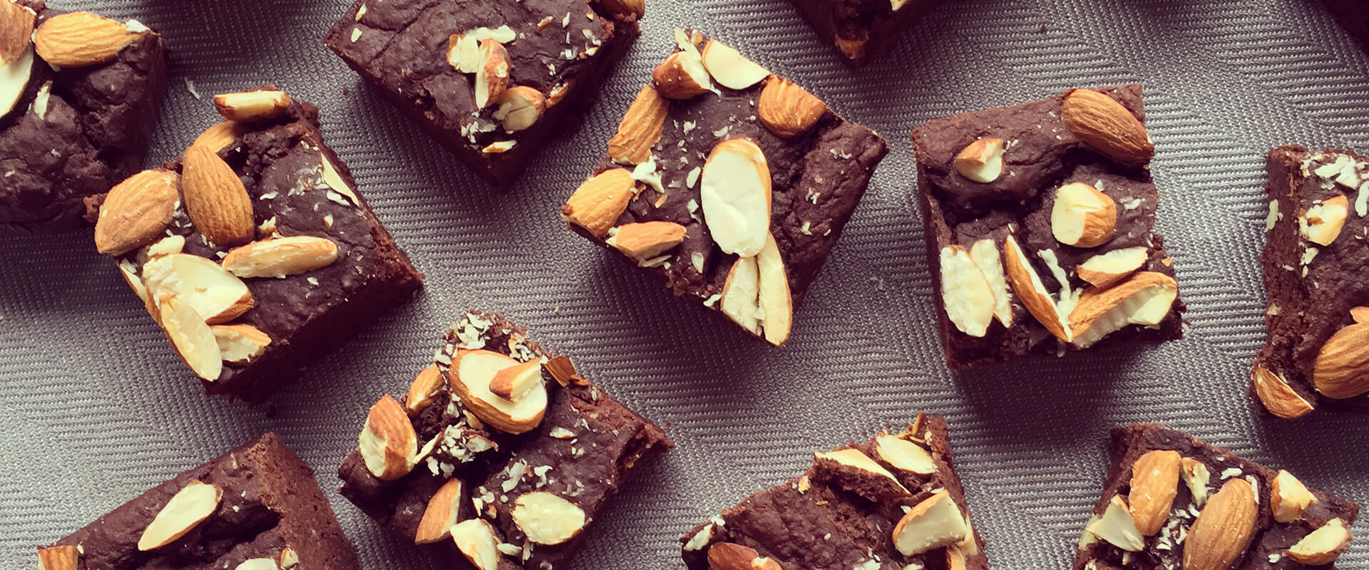 Brownies protéinés aux haricots rouges & amandes - Bowl and Spoon