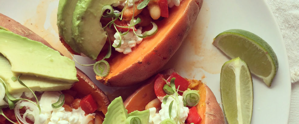 Patates douces farcies aux haricots blancs & avocat - Bowl and Spoon